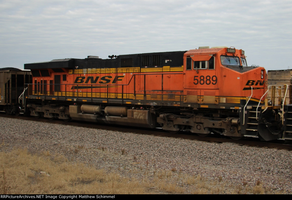 BNSF 5889